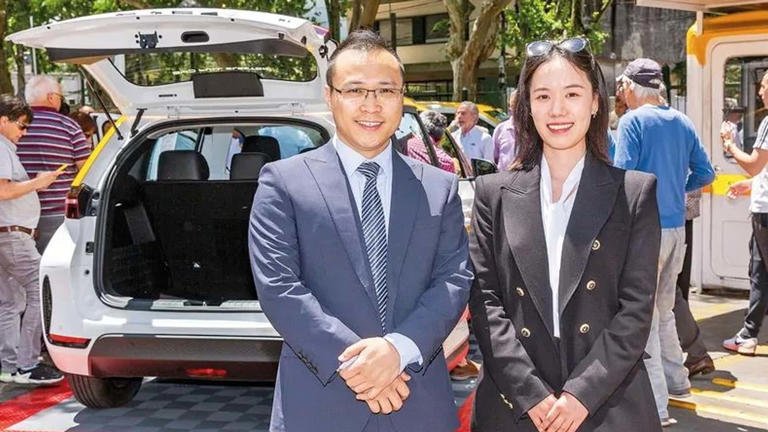 Una comitiva de automotriz china BYD Stephen Deng, vicepresidente y su ...